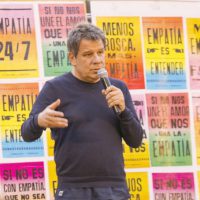 Facundo Manes cara a cara con los marplatenses en la Plaza del Agua ...